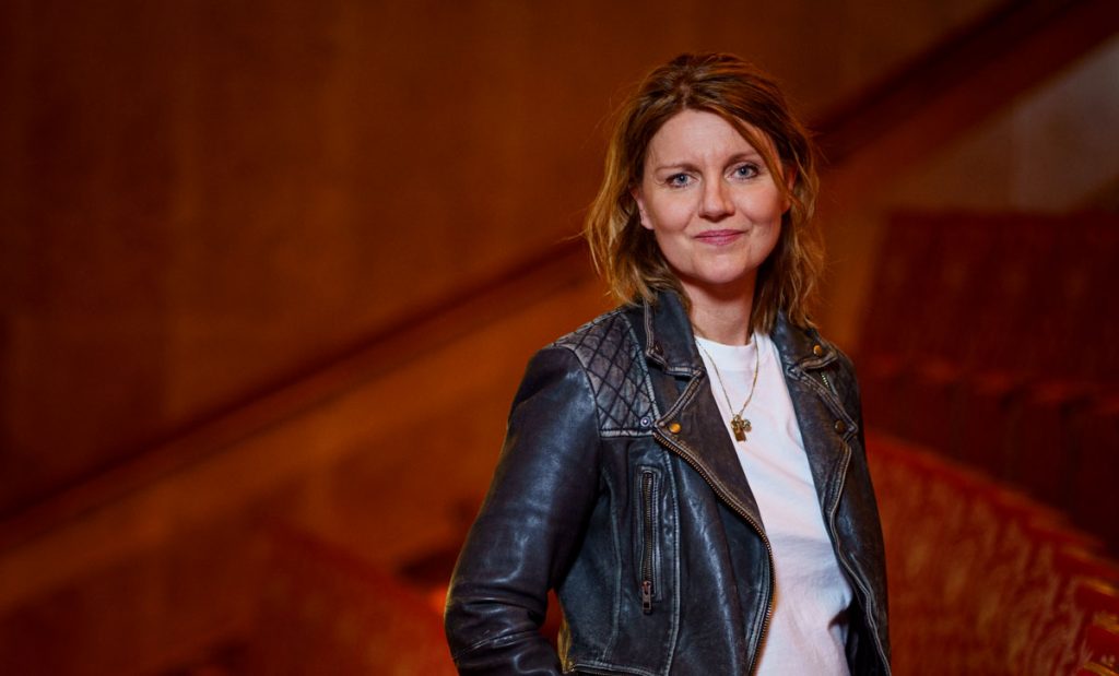 Hrafnhildur Hagalín snýr sér að skrifum að nýju og lætur af störfum sem ...